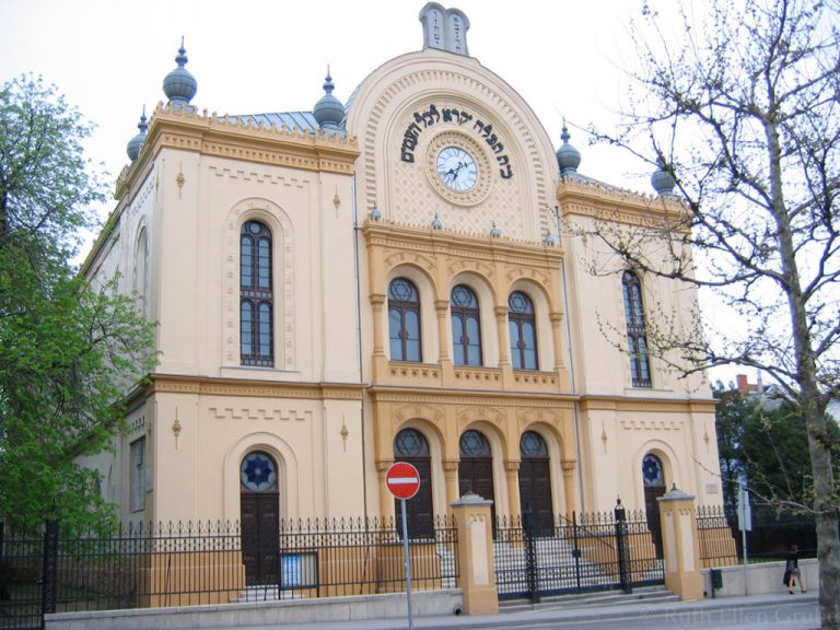 Hungary: Singing Hallelujah .. the grand Synagogue in Pécs marks 150th ...