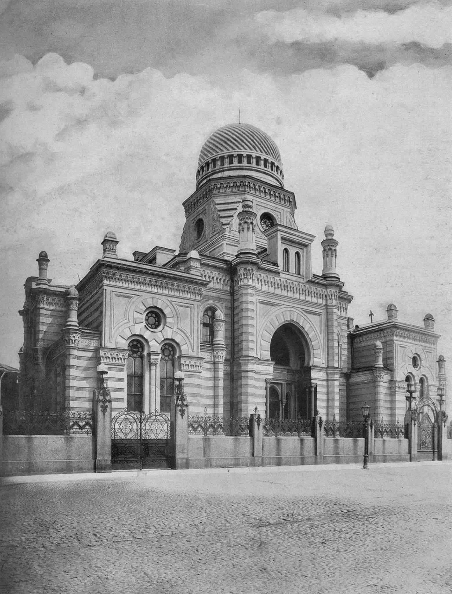 Russia: The roof and facade of St. Petersburg's Grand Choral Synagogue ...